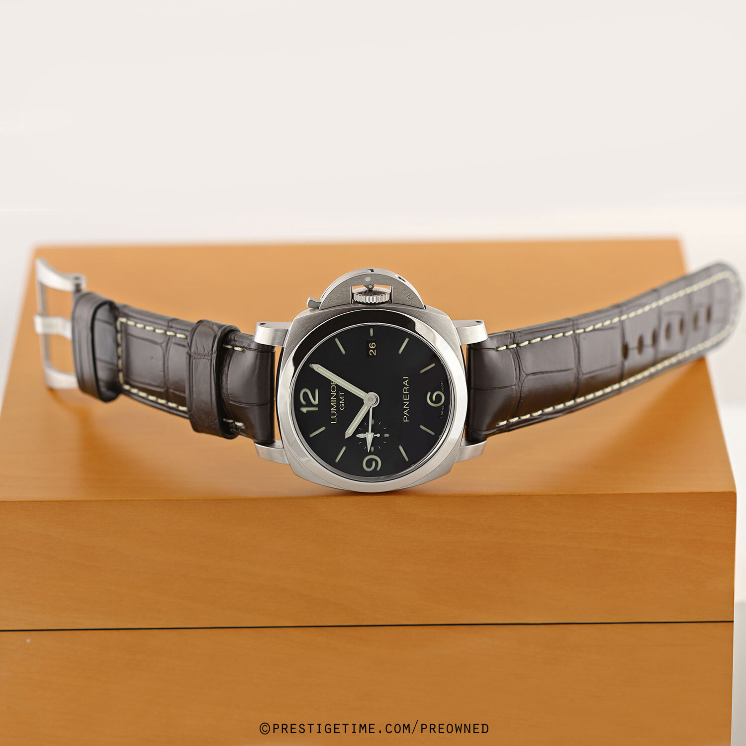 Pre-owned Panerai Luminor GMT 44mm pam00320